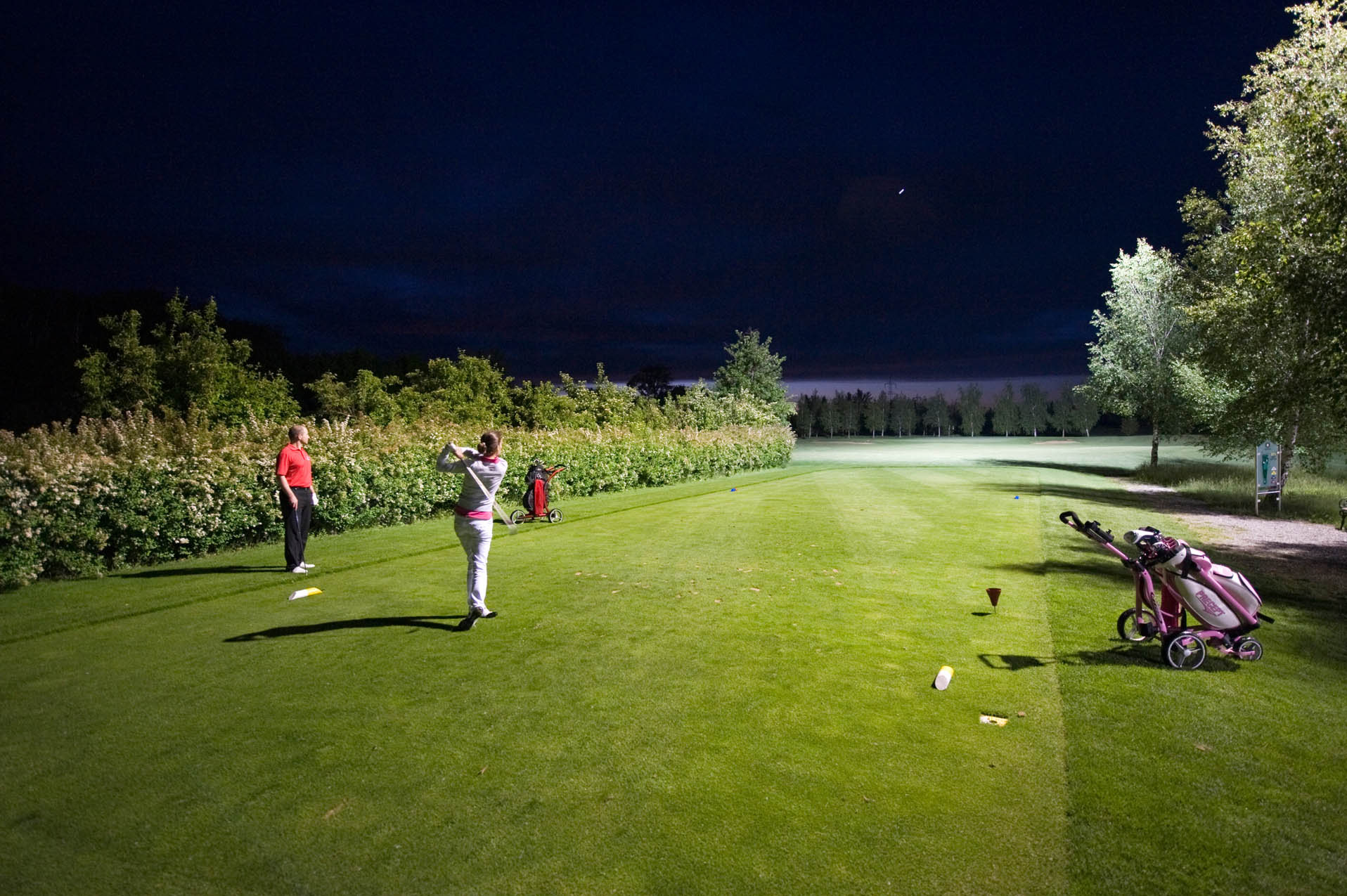 Spielen bei Nacht: auf dem NightCourse des Golfclub Frühling